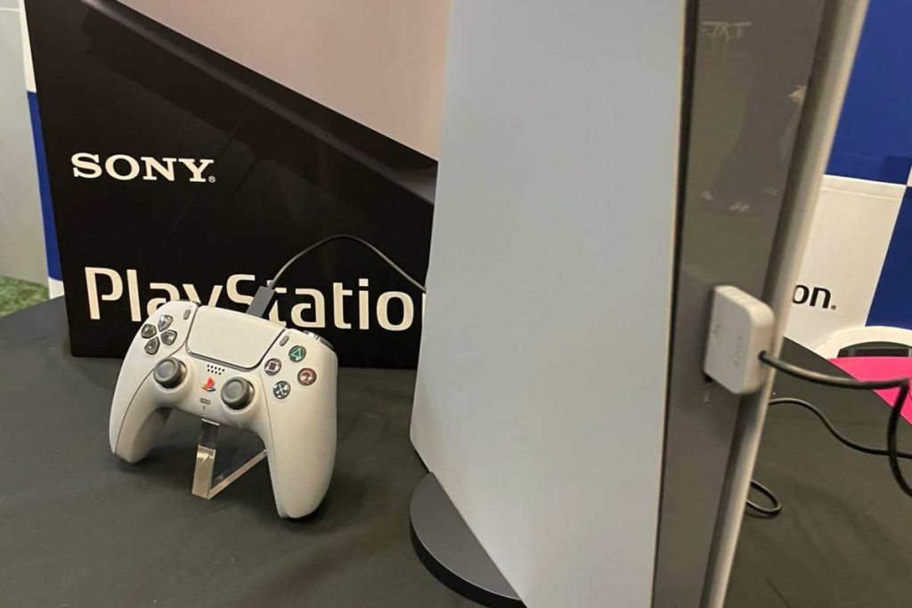 Tutti si sono innamorati di questa PS5 costruita come fosse una PS1: è ...